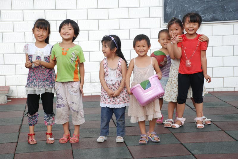 Enfants Chinois Dans Le Costume Traditionnel Image stock - Image du ...