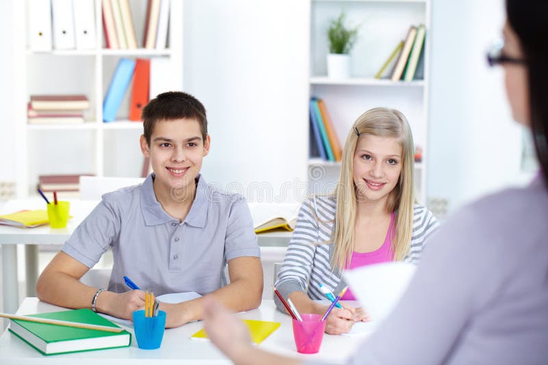 Écouter le professeur image stock. Image of éducation - 107663209