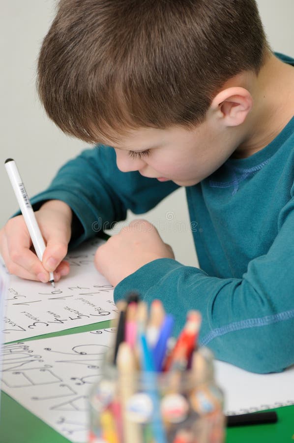 L'écolier écrit Répondent à La Question Sur L'article Et Le Professeur ...