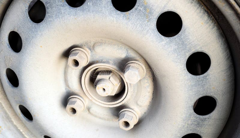 Écrous de roue photo stock. Image du industrie, gris - 42775588