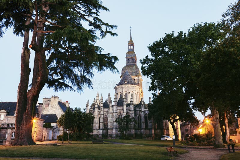 Église De St Sauveur Dans Dinan, La Bretagne, France Image stock ...