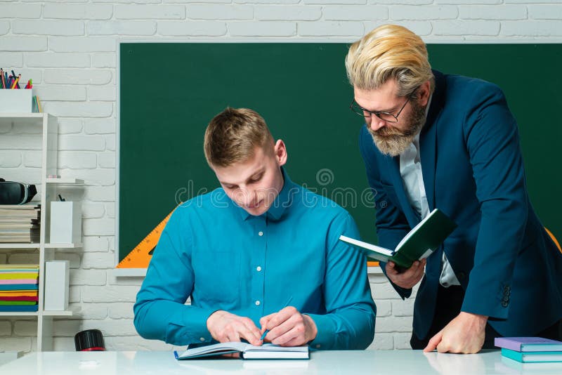 élève Et Enseignant En Classe. Photo stock - Image du université ...