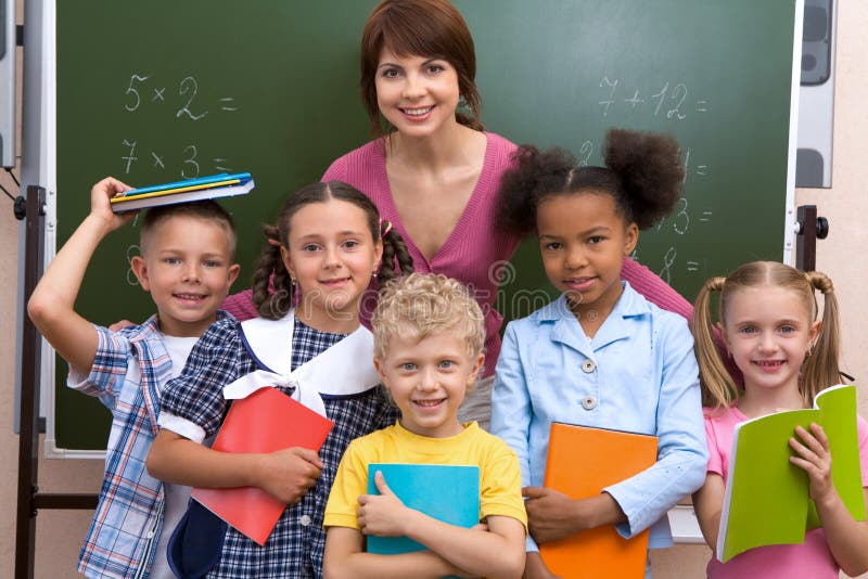 Élèves et professeur photo stock. Image du adorable, connaissance ...