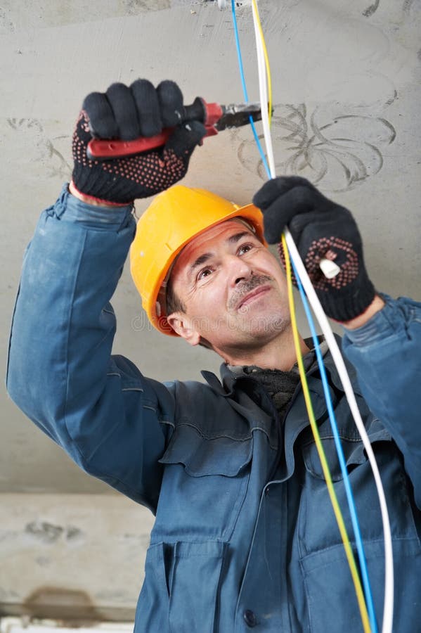 Électricien Au Travail De Câblage Photo stock - Image du industriel ...
