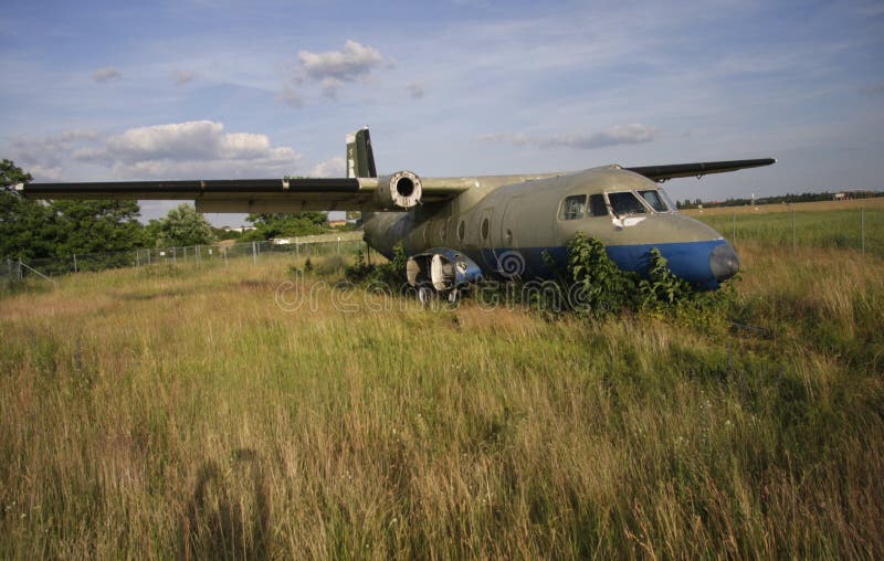 Épave d'avion photographie éditorial. Image du ruinez - 51718117