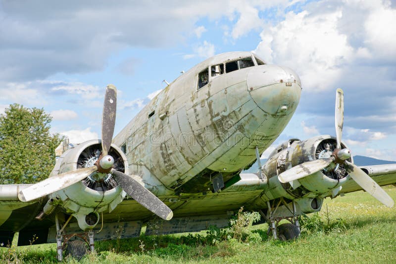 Épave D'avion Dans Un Domaine Photo stock - Image du aéroport, moteur ...