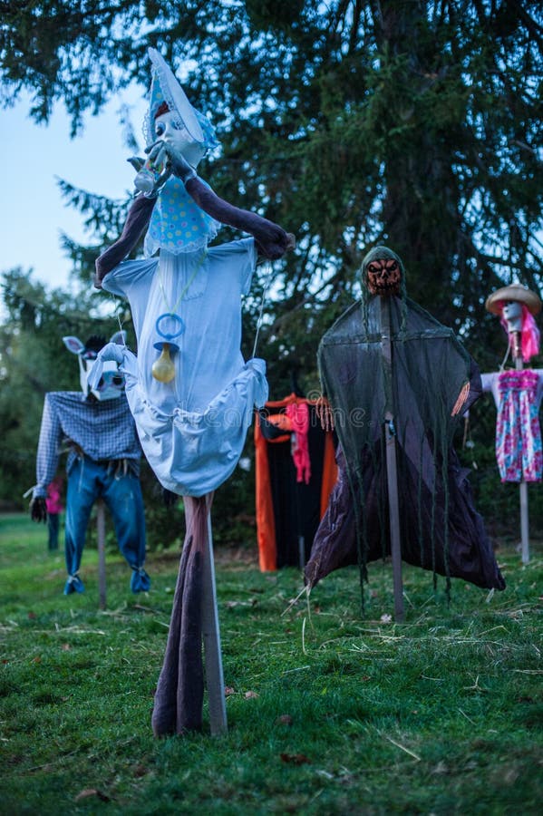Épouvantails effrayants image stock. Image du zones - 116456577