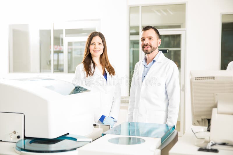 Analyses De Sang Courantes De Chimiste Dans Un Laboratoire Image stock ...