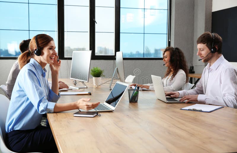 Équipe De Support Technique Avec Des Casques Sur Le Blanc Photo stock ...