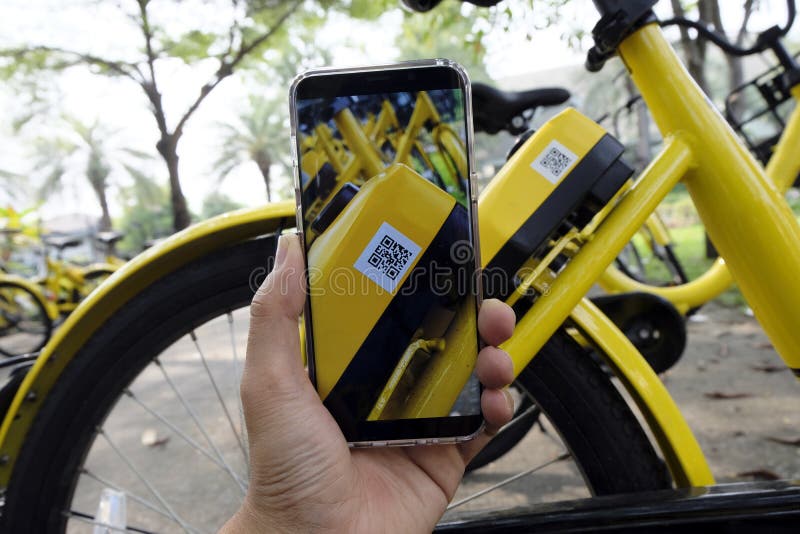 Équipez Le Code De Qr De Balayage De Main Pour Ouvrir Le Vélo Image ...