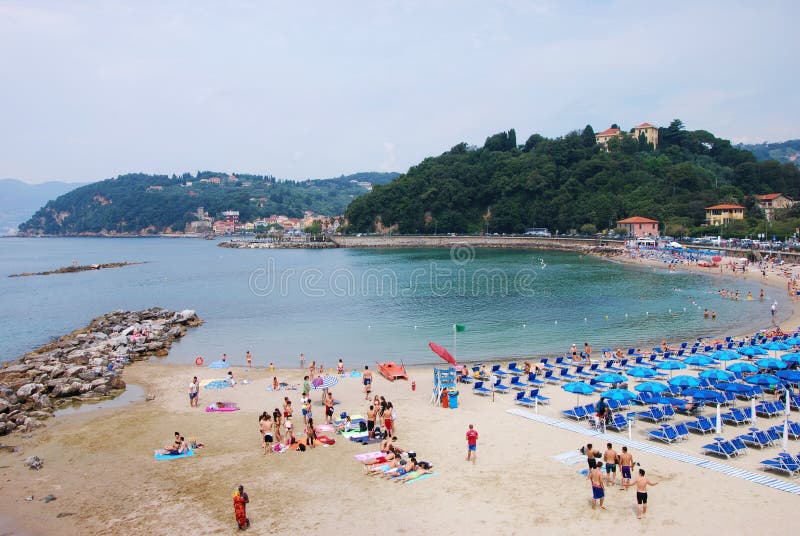 Plage dans Lerici, Italie photographie éditorial. Image du couleur ...