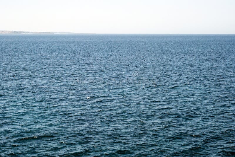 étendue De Mer Variable De L'eau Bleue Avec L'horizon Calme Photo stock ...