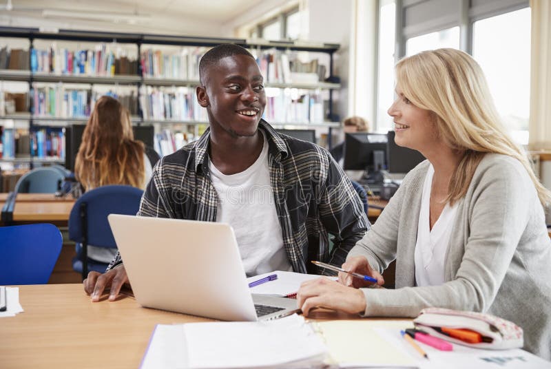 Étudiant Universitaire Has Individual Tuition De Professeur in Library ...