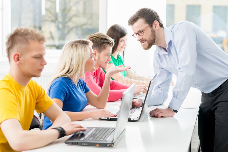 Étudiants à La Leçon D'informatique Et De Programmation Photo stock ...