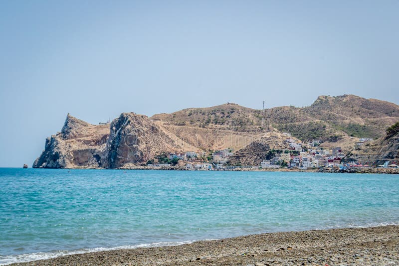 Île De Jebha Et Vagues Et Roches Photo stock - Image du ensoleillé ...