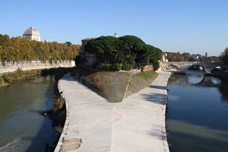 Île de Tiber à Rome photo stock. Image du course, antique - 51876314