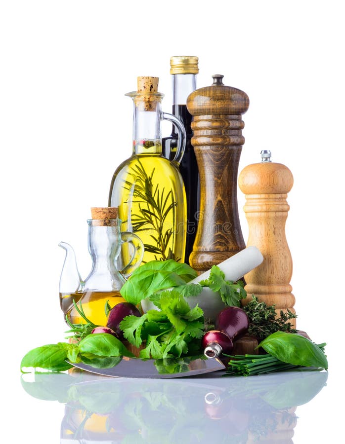 Óleo E Tempero Verde Do Alimento Das Ervas No Branco Foto de Stock ...