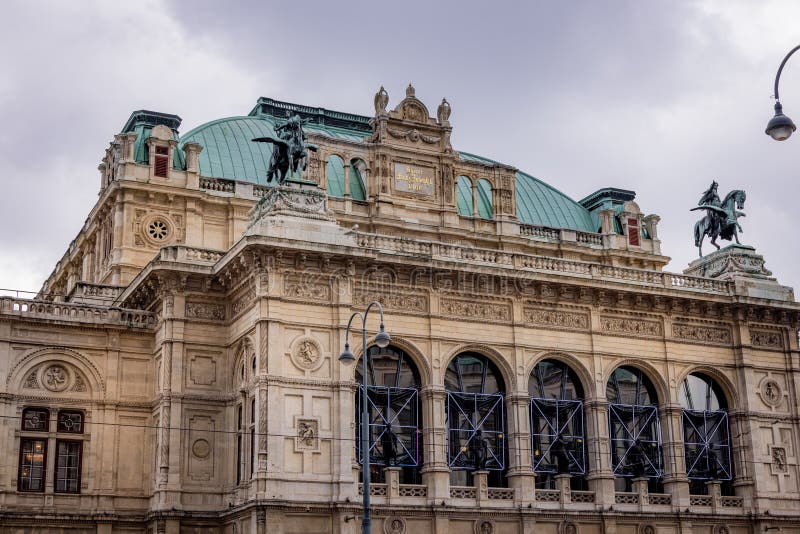 ópera Estatal De Viena En El Centro De La Ciudad Imagen de archivo ...