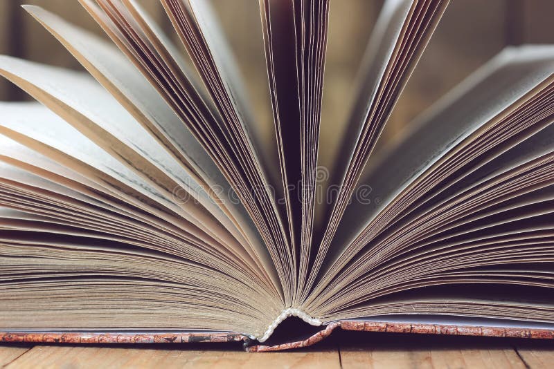 Offenes Buch Mit Leerseiten Auf Dem Tisch Stockbild - Bild von ...