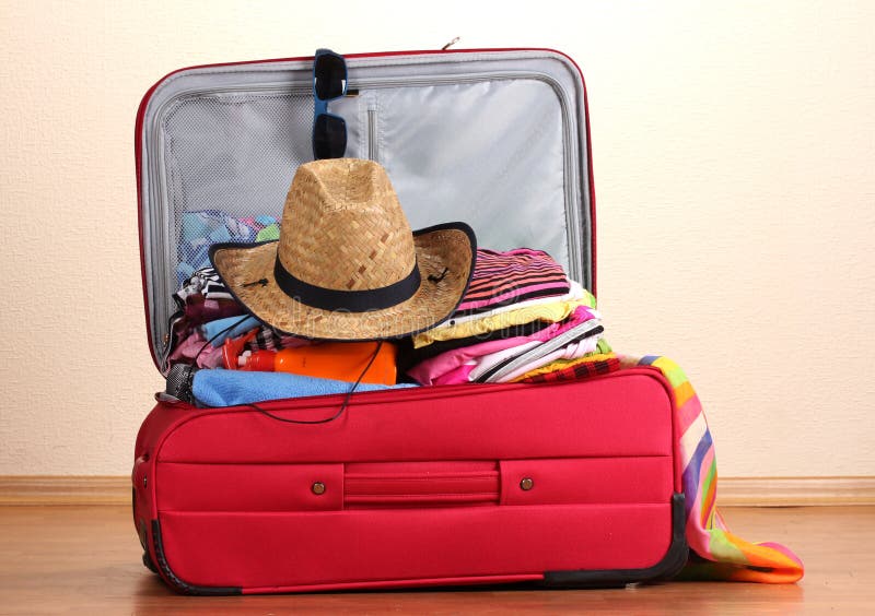 Offener Koffer der Reise stockbild. Bild von tropisch - 40049081