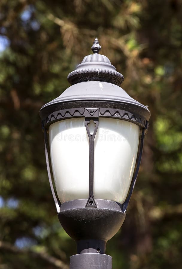 Lyktstolpe och trädgård arkivfoto. Bild av buske, lampa - 32768344