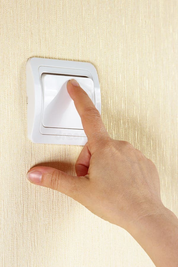 Übergeben Sie Schalter Auf Dem Lightswitch Auf Der Wand Stockfoto ...