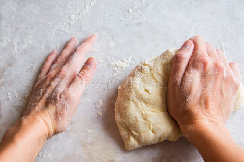 Hand kneten Teig stockfoto. Bild von kochen, teig, italienisch - 65585268