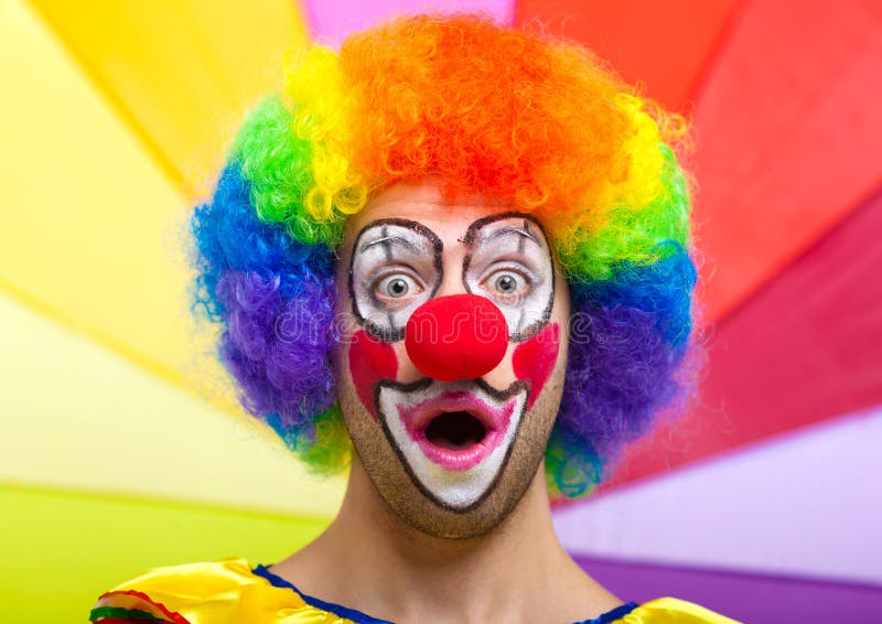 Überraschter Clown, Der Einen Handy Betrachtet Stockbild - Bild von ...