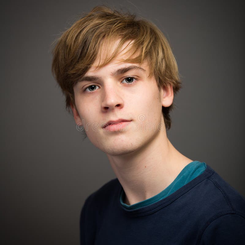 Überzeugter Jugendlicher Blonder Junger Mann Im Studio Stockfoto - Bild ...