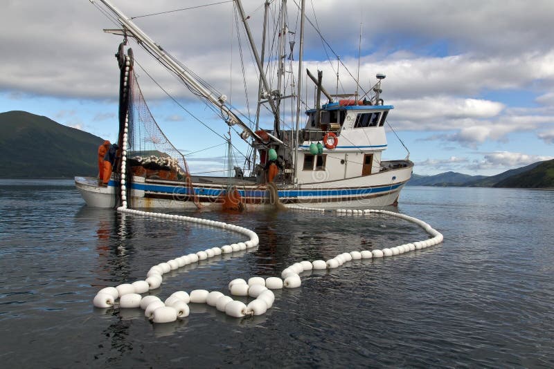 Łódź Do Połowu Homarów Pełna żółtych Pułapek Odpływa W Morze Obraz ...