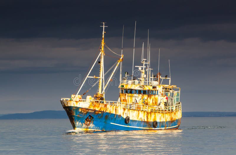 łódź Rybacka Na Plaży Polskiego Wybrzeża Bałtyckiego Zdjęcie Stock ...
