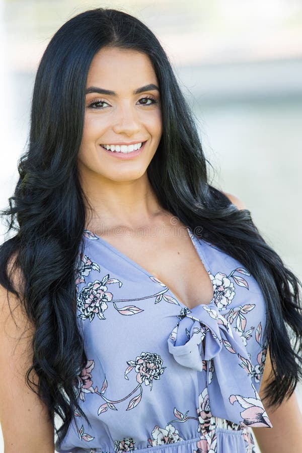 Ładna Latynoska Kobieta Outside Obraz Stock - Obraz złożonej z uśmiech ...