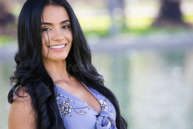 Ładna Latynoska Kobieta Outside Obraz Stock - Obraz złożonej z uśmiech ...