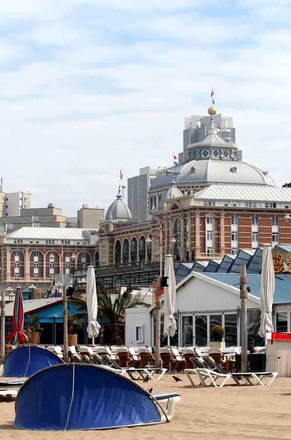 Пляж scheveningen стоковое фото. изображение насчитывающей вода - 107657880