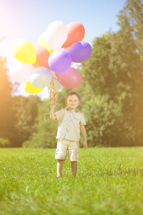 ?hild Con Un Manojo De Globos En Sus Manos Foto de archivo - Imagen de ...