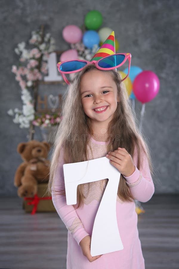 Seven years 库存照片. 图片 包括有 童年, 生日, 蓝色, 当事人, 敲打, 庆祝, 玻璃 - 101701816