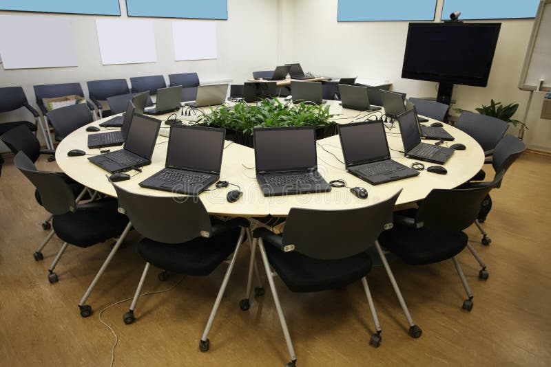 Round table 库存照片. 图片 包括有 计算机, 内部, 图象, 空间, 院长, 户内, 会议 - 33644034