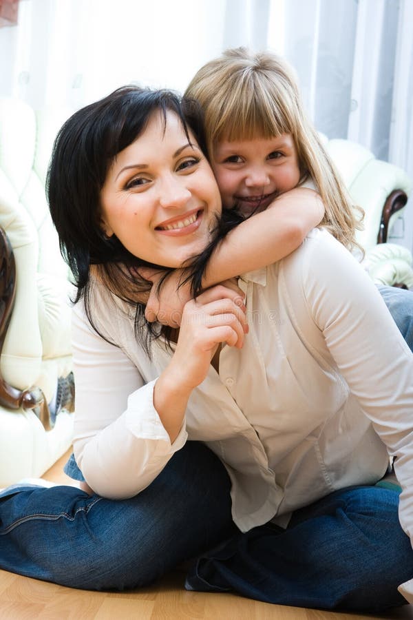 逗人喜爱的系列纵向 库存照片. 图片 包括有 逗人喜爱, 子项, 女孩, 目录, 爸爸, 父项, 妈咪, 房子 - 23986466