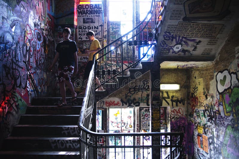 柏林kunsthaus tacheles 图库摄影片. 图片 包括有 éÿ³ä¹ å®¶, é™ˆåˆ— - 13548512