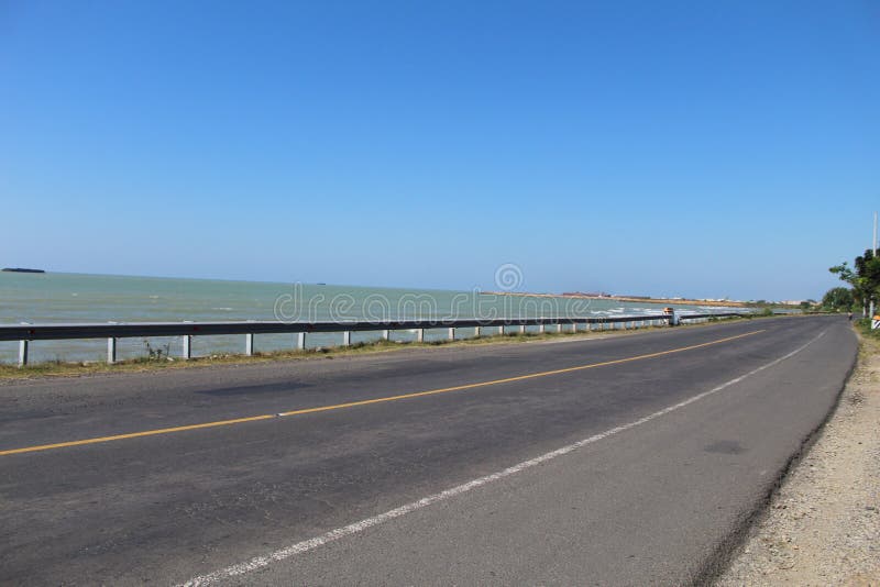 海上公路 库存照片. 图片 包括有 直接地, 安装, 安静, 那个, 国界的, 边缘, 非常, 通过, 通信工具 - 189605060