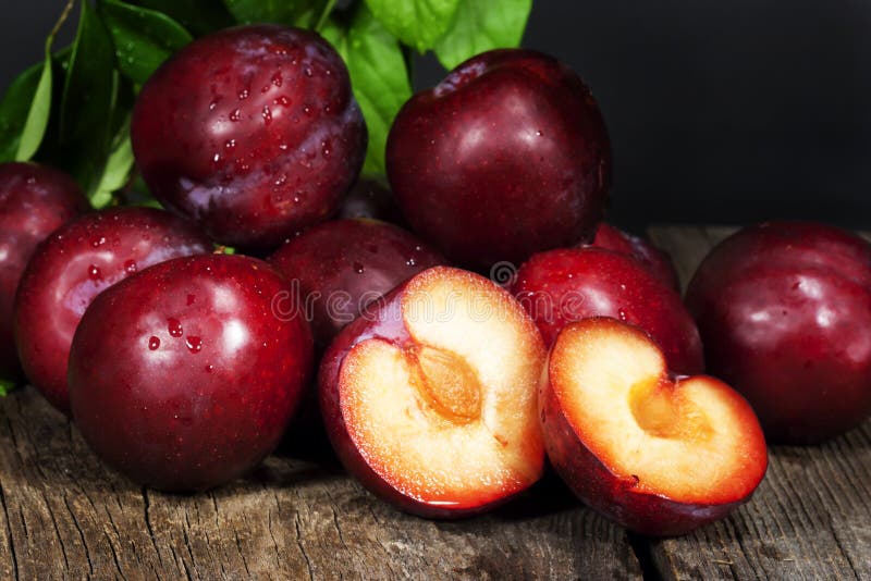 红李子 库存图片. 图片 包括有 玛里琳, 洗涤, 对分, 木头, 全部, 剪切, 自然, 古尔德, 食物 - 32835785