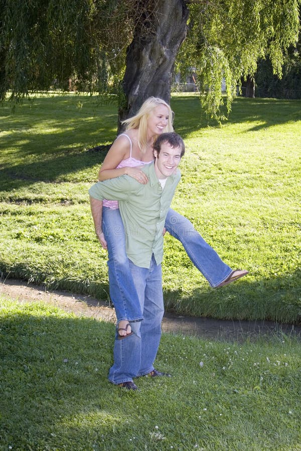 肩扛乘驾 库存照片. 图片 包括有 蜜月, 偶然, 肩扛, 情感, 本质, 贪心, 青少年, 言情, 拥抱 - 1311316