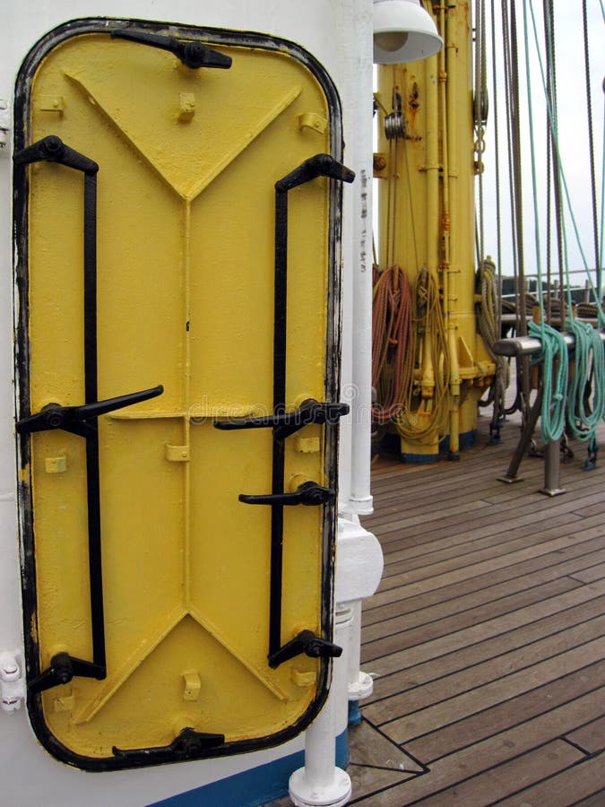 Ship door 库存照片. 图片 包括有 背包, 闭合, 小船, 建筑, 黄色, 纹理, 航行, 绳索 - 38155904