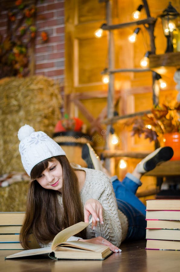 登记女孩读取 库存图片. 图片 包括有 棉花, 成人, 妇女, 愉快, 衣物, 钉书匠, 冬天, 微笑, 设计 - 84705673