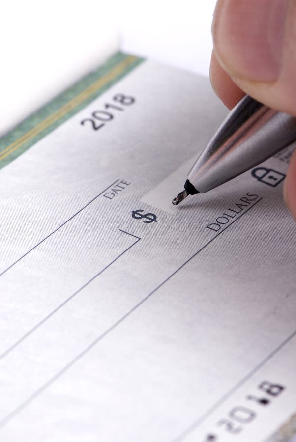 Att skriva under en check fotografering för bildbyråer. Bild av ...