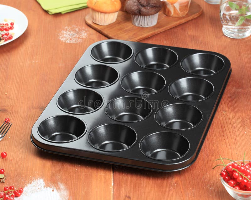 12 cup muffin tin stock image. Image of kitchen, object - 11027107