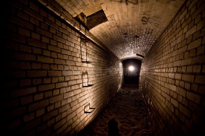 2 66 widerstandsnest 库存图片. 图片 包括有 包括, 沙子, 手电, 地下, 战争 - 10743171