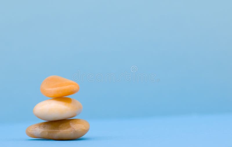 3 rocas del zen en azul foto de archivo. Imagen de objeto - 4689428