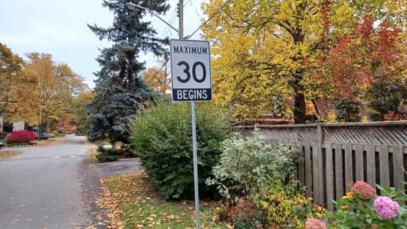 30 Sign Speed limit editorial photography. Image of 2023 - 295385237