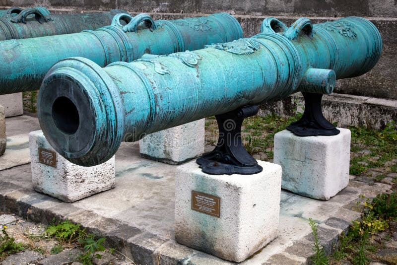 32 lb iron gun stock image. Image of cannon, military - 20662781